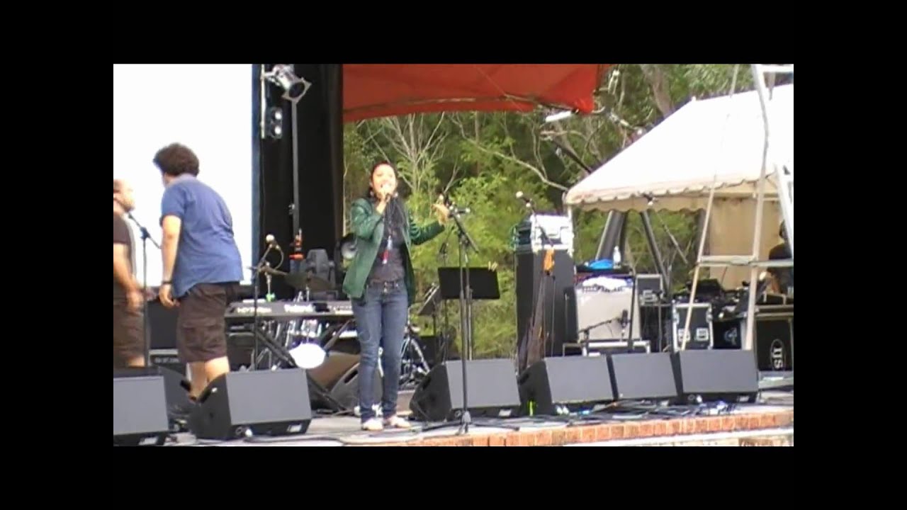 Robyn Loau sings Wuthering Heights at soundcheck for a show at ...