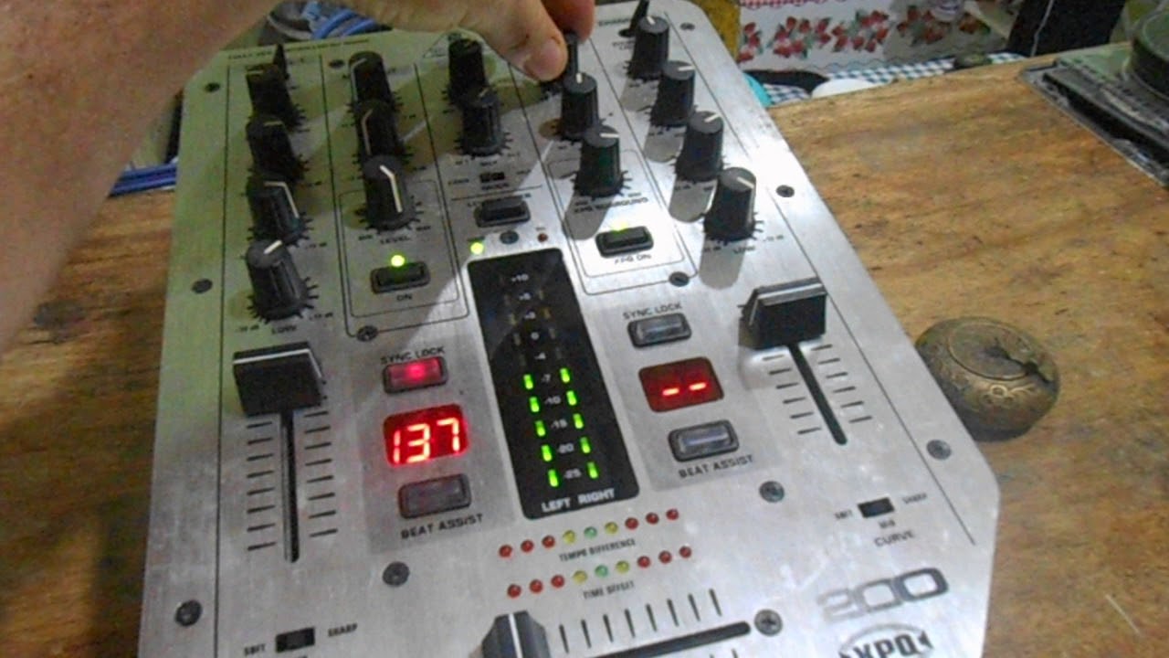VENDA MIXER BEHRINGER VMX 200 - YouTube