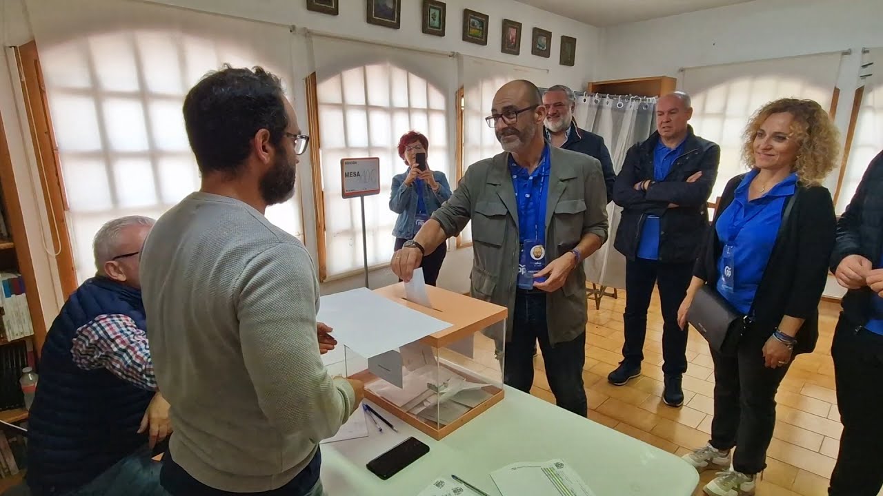 EL CANDIDATO A LA ALCALDÍA POR EL PP VOTA - YouTube