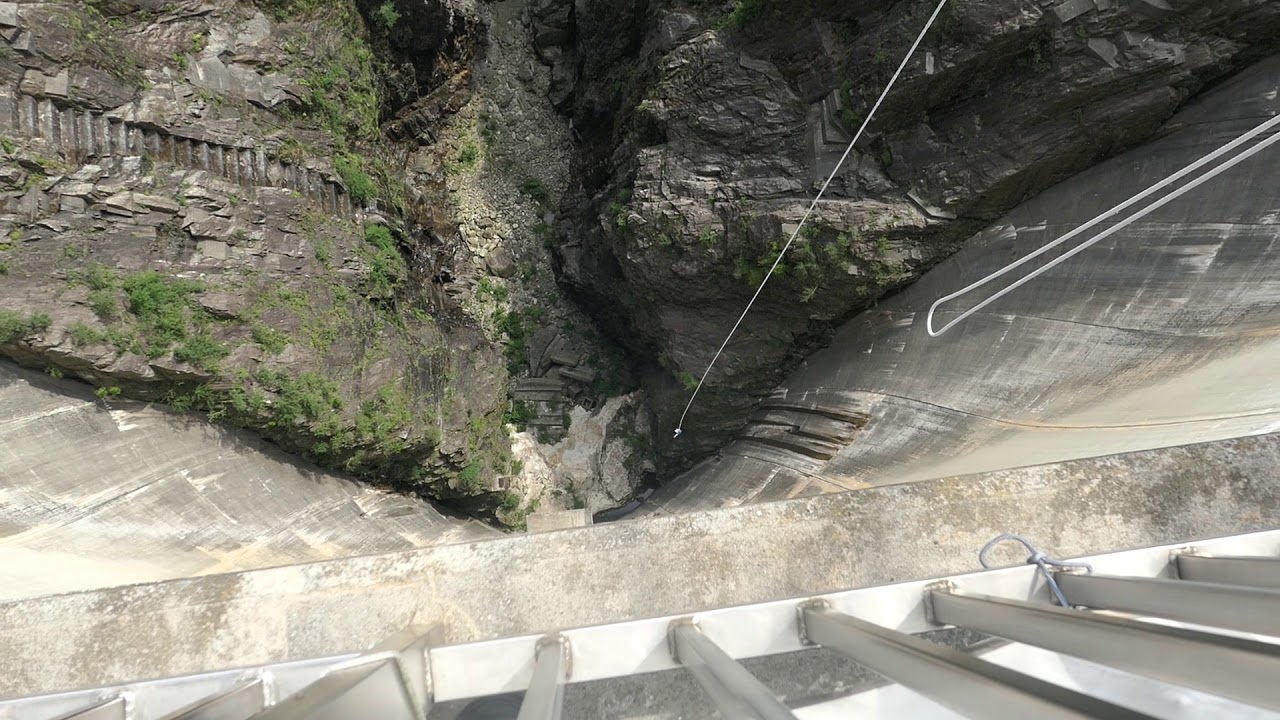 CRAZY BUNGEE JUMP JAMES BOND GOLDEN EYE VALLE VERZASCA DAM IN ...