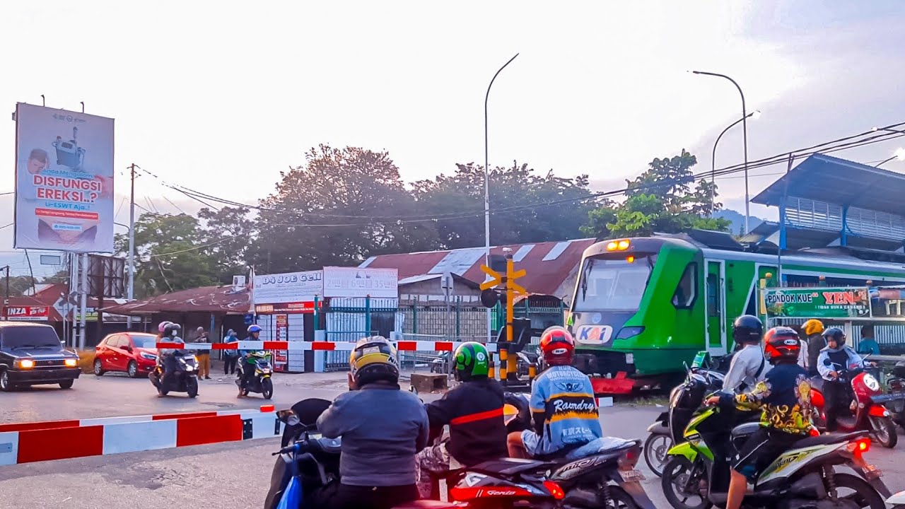 800 km lebih baru nyampe Perlintasan Kereta Api STASIUN TARANDAM Padang ...