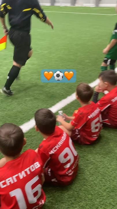 Ребята внимательно наблюдают за большим футболом 🧡⚽️🧡 команда Youtube