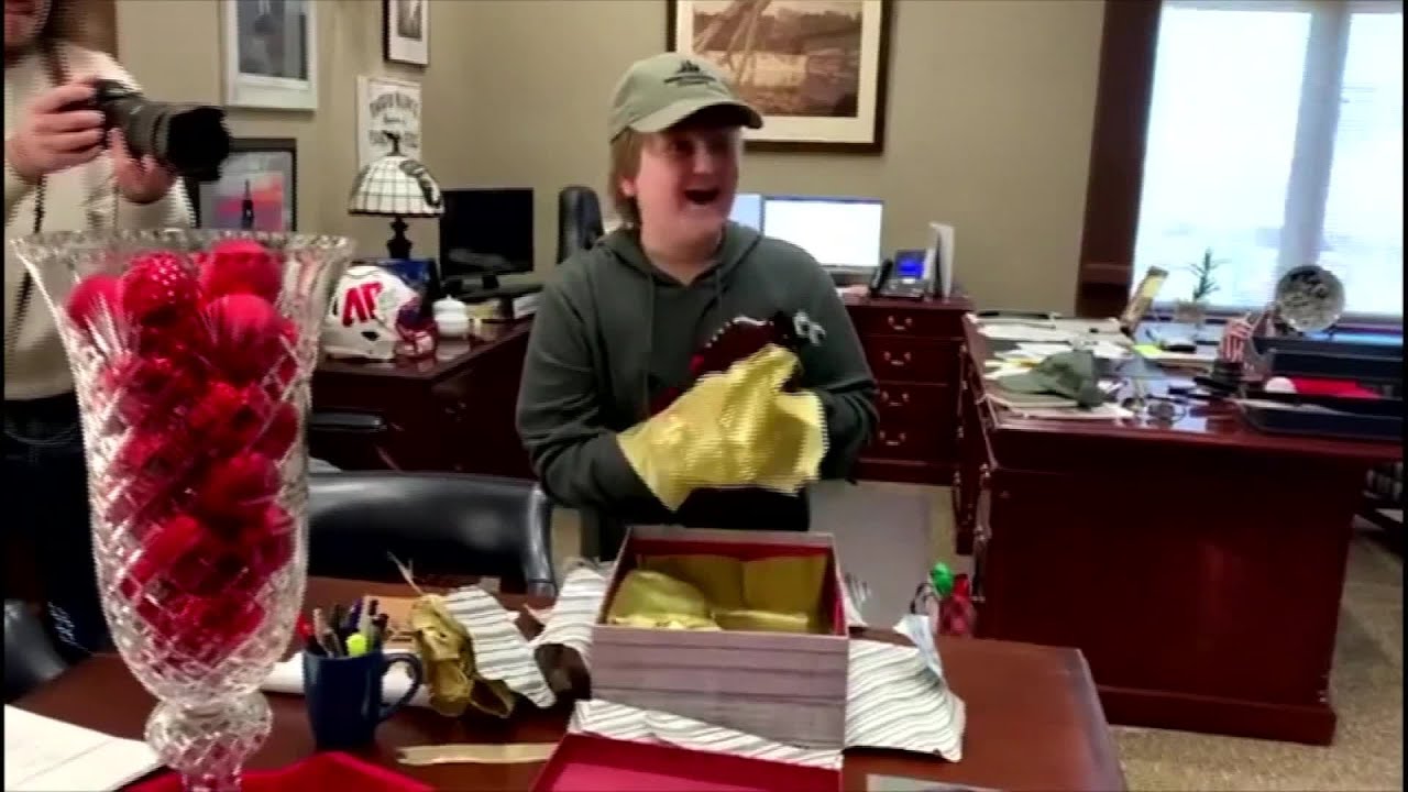 Tennessee boy born without fingers receives 3D printed hands for ...