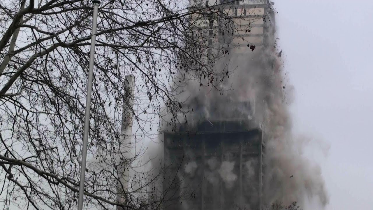 Sprengung des AfE-Turm in Frankfurt [Uni-Turm in Schutt und Asche ...