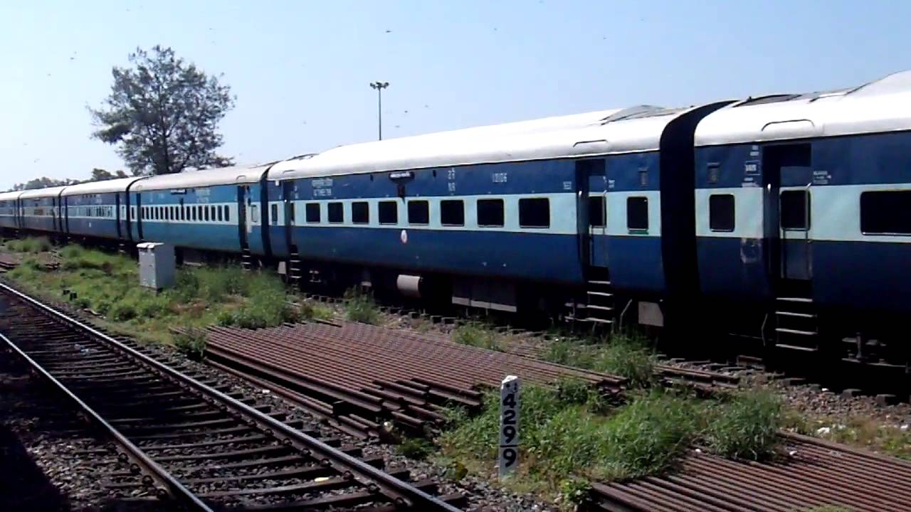 12449 Goa Sampark Kranti coming to halt at Verna - KR - YouTube
