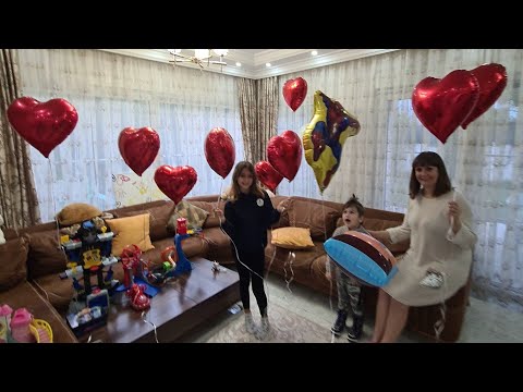 Helyum gazı ile kutlama yaptık. kalp  balonları gökyüzüne saldık