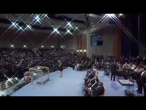 Cantora Ariana Grande sendo apalpada por pastor de igreja em velório