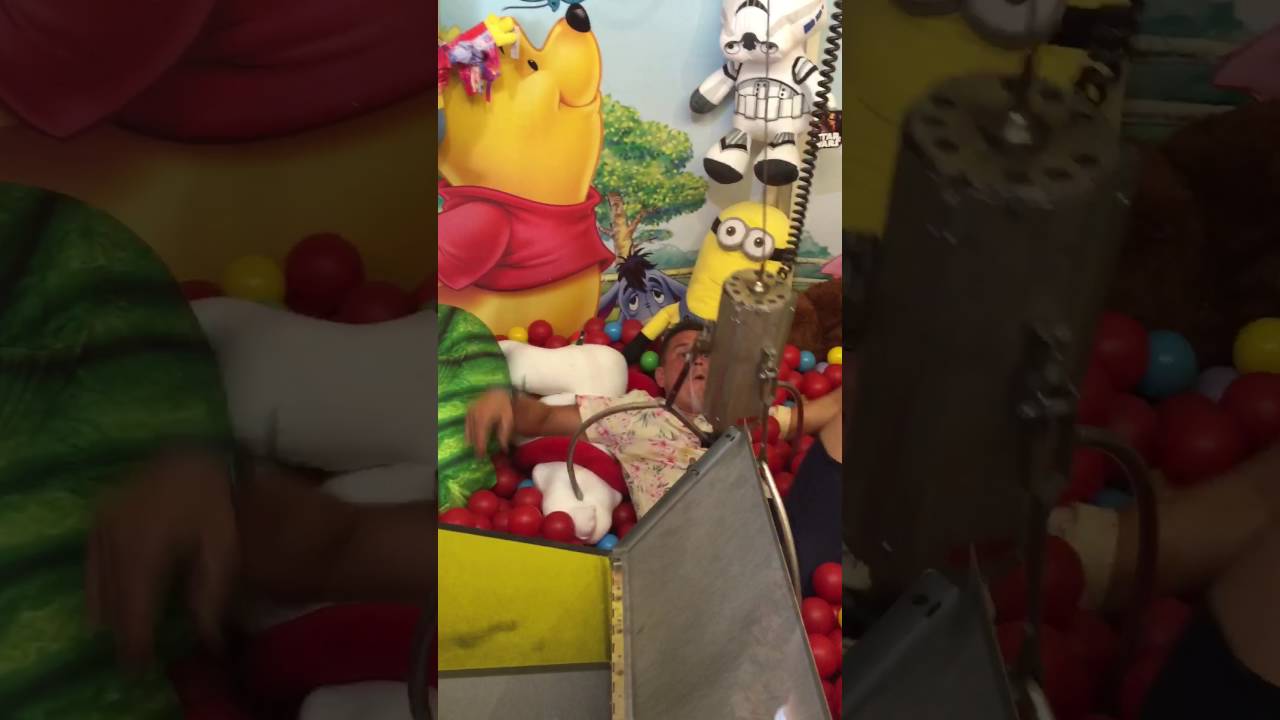 Man caught in claw machine - YouTube