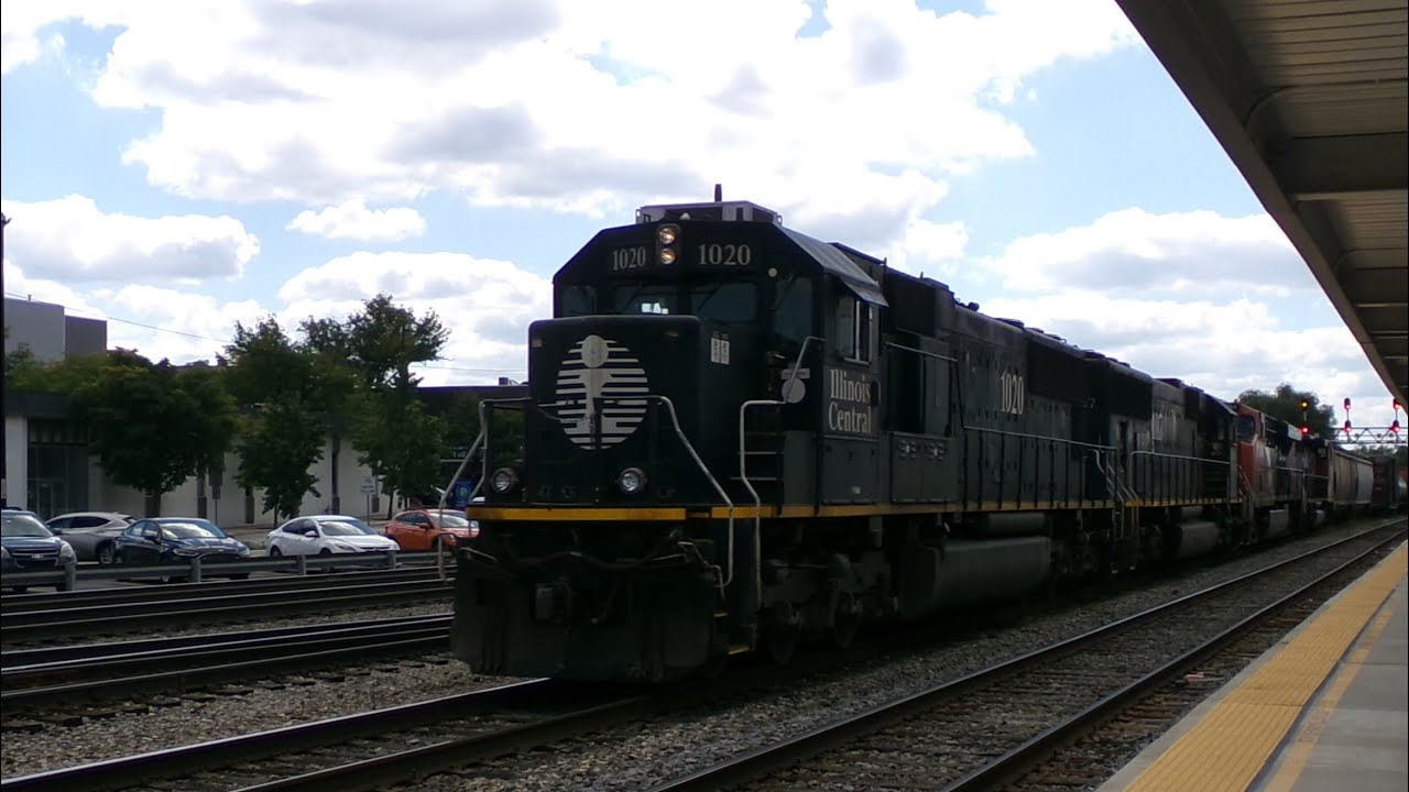 IC SD70 Duo Leads a SD40-2W - YouTube