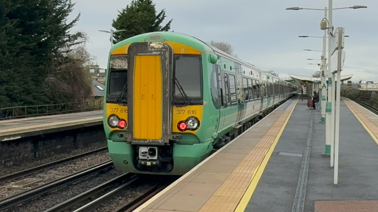 Trains at Balham, 20/12/23 - YouTube