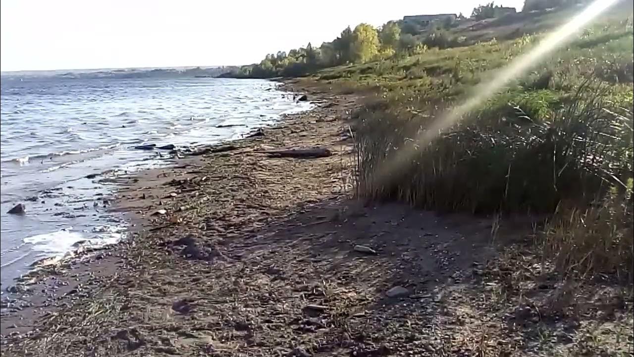 Bank of the Volga River in Volgograd in autumn Берег реки Волги в ...