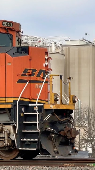 BNSF 9040 - YouTube