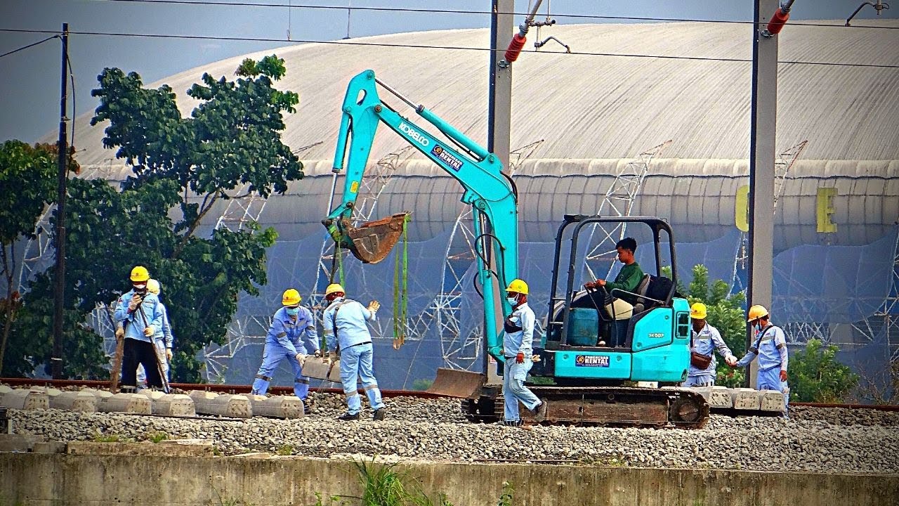 Pemasangan Bantalan REL di Jalur 1 Stasiun Kereta Cepat Tegalluar - 17 ...