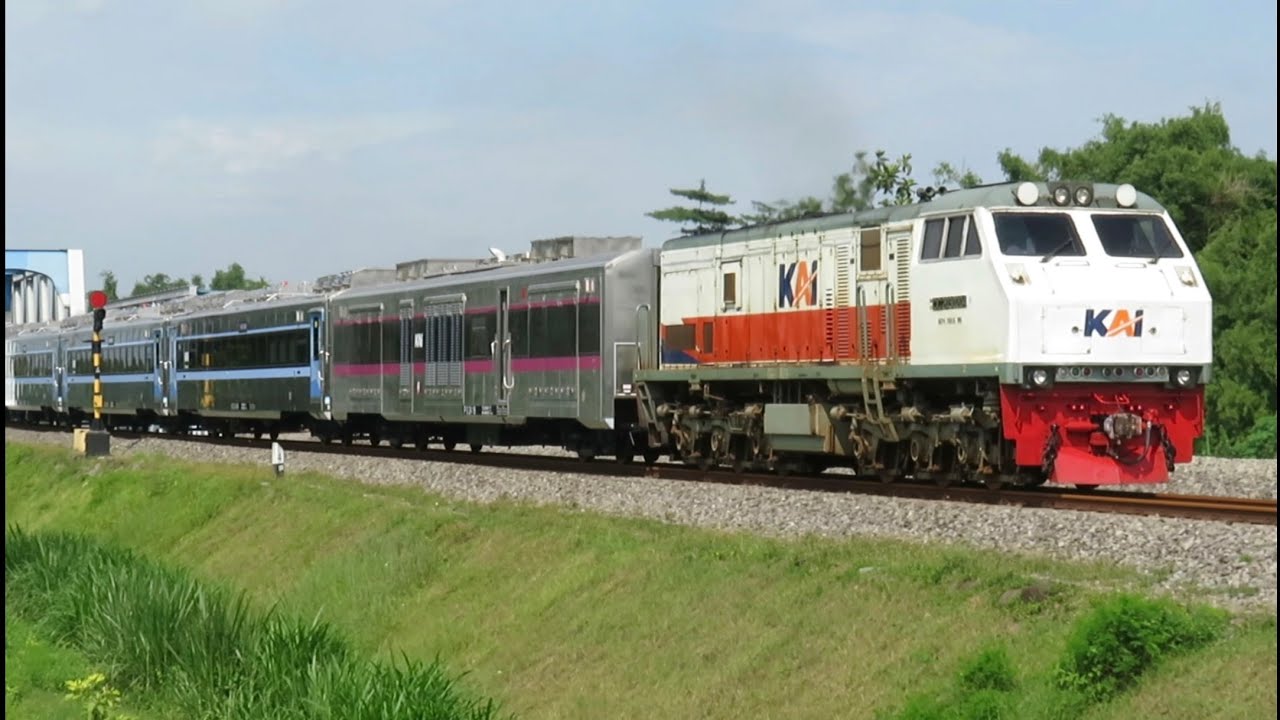 Kereta Api Fajar Utama Yogjakarta Ke Surabaya Gubeng Membawa Rangkaian ...