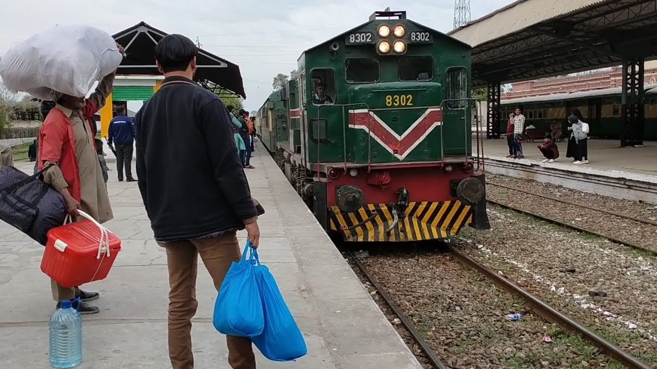 Pakistan Railways:14dn Awam Express arriving Gujranwala Railway Station ...