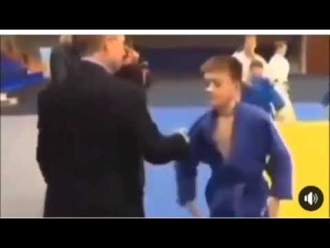 Vladimir Putin küçük çocuğa taktik veriyor