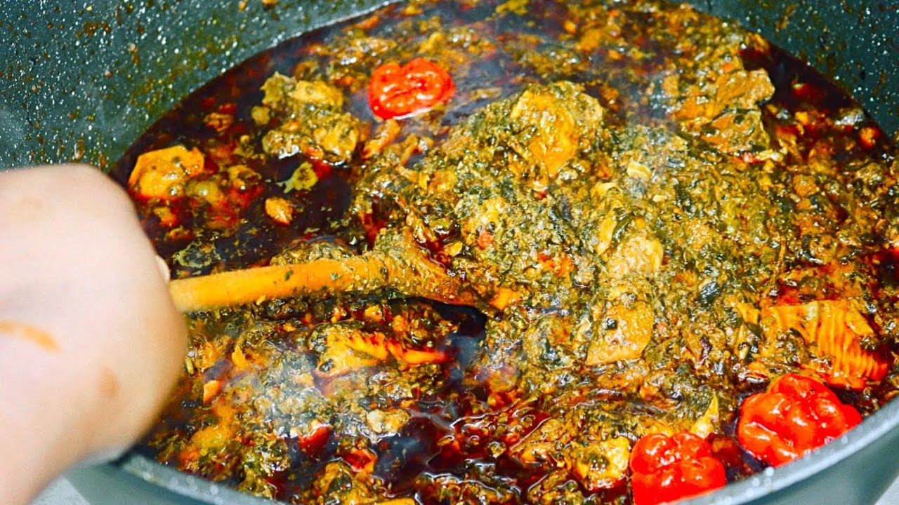 Plasas/Potatoe leaves and groundnut Soup||Sauce Feuilles de Patate|Saga ...