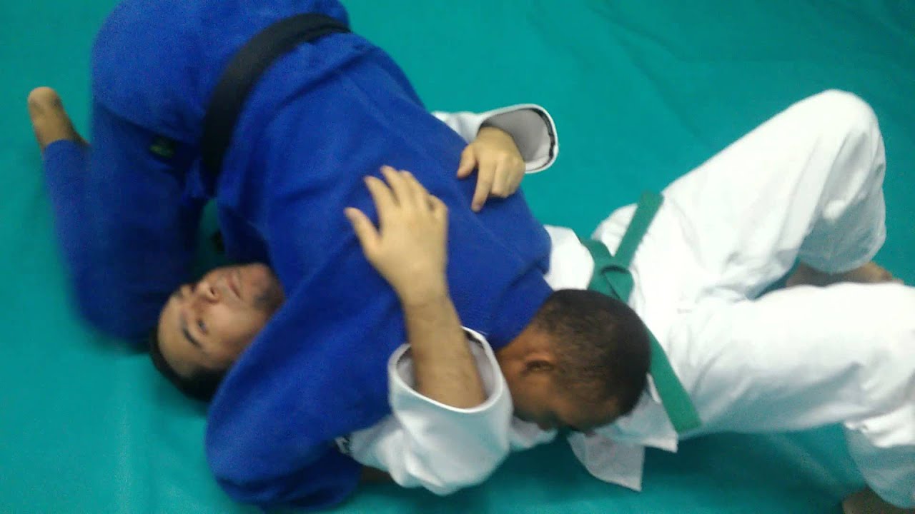 Judô finalizações do kusure-kami-shiho-gatame (katate-jime , juji ...