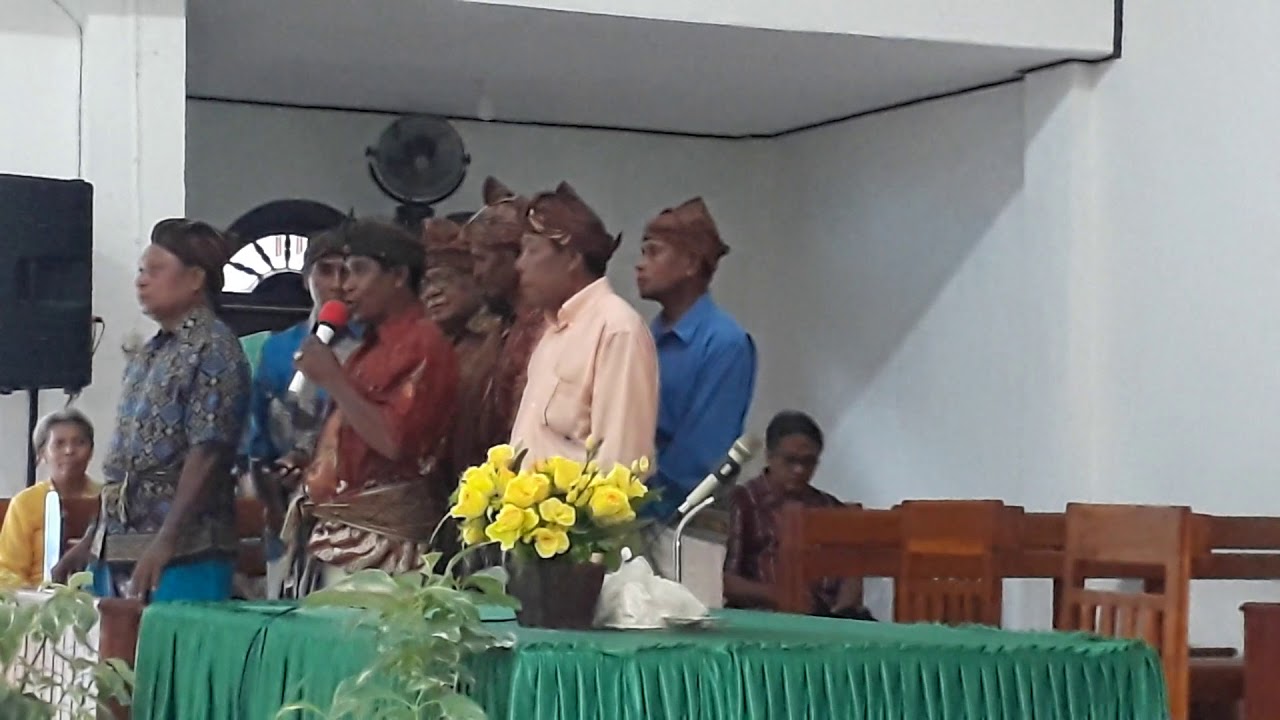 acara adat suku timor "natoni" - YouTube