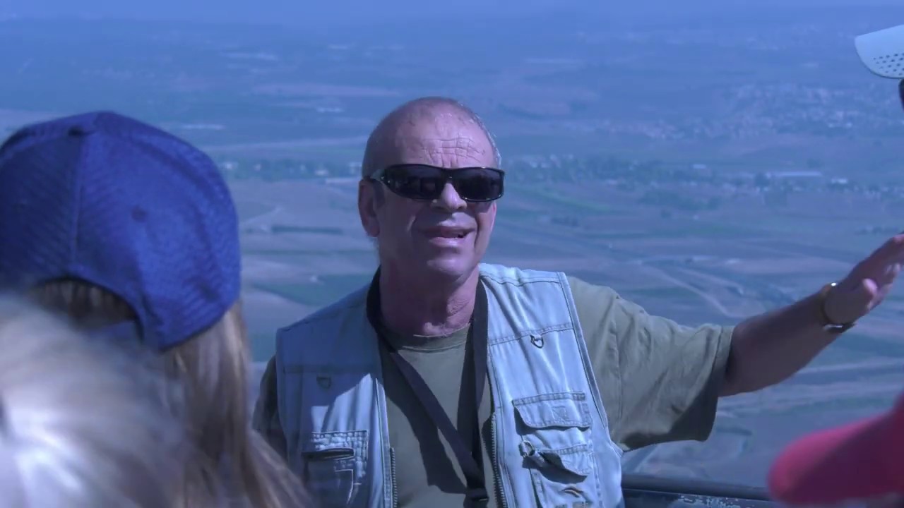 (3267) Johnny Segal guider fra utsikten på Karmelfjellet om kriger på ...