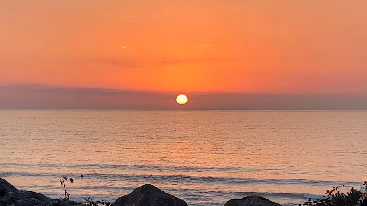 Majestic View of Sun going down on the horizon - 20 min of Relaxing ...