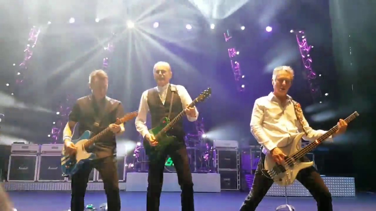 STATUS QUO in Manchester, 26.11.2017 | Andy, Richie and Rhino singing 😍 ...