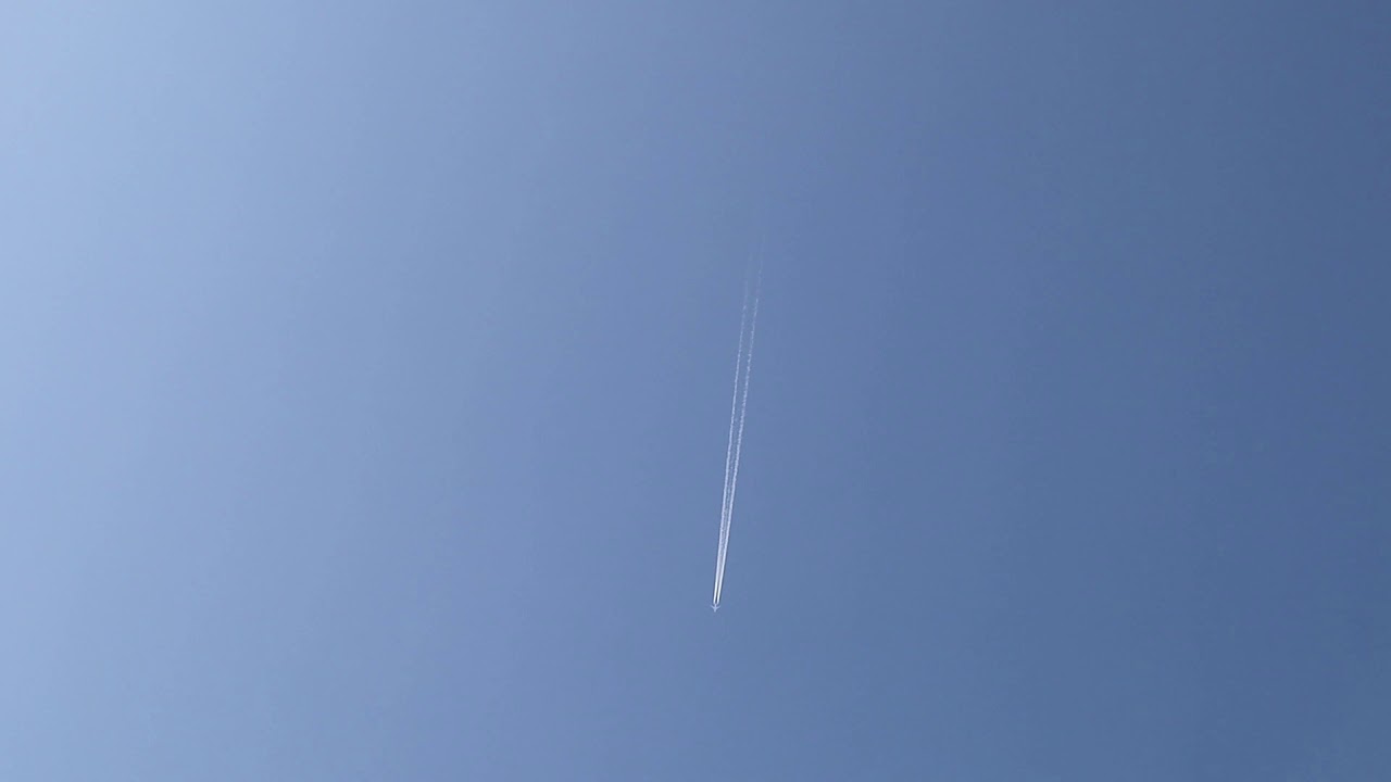 A rare sight in the sky today...... Jet Aircraft Very High Up..! - YouTube