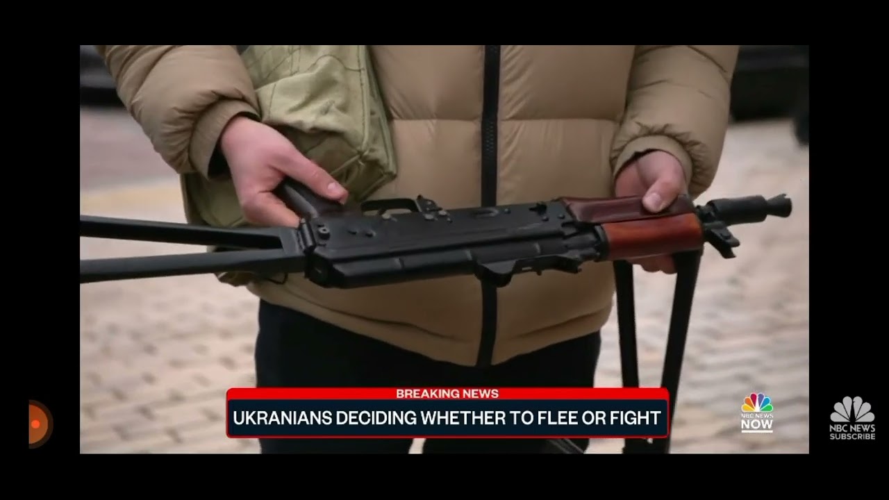Ukraine police hand out weapons to fight Russia - YouTube