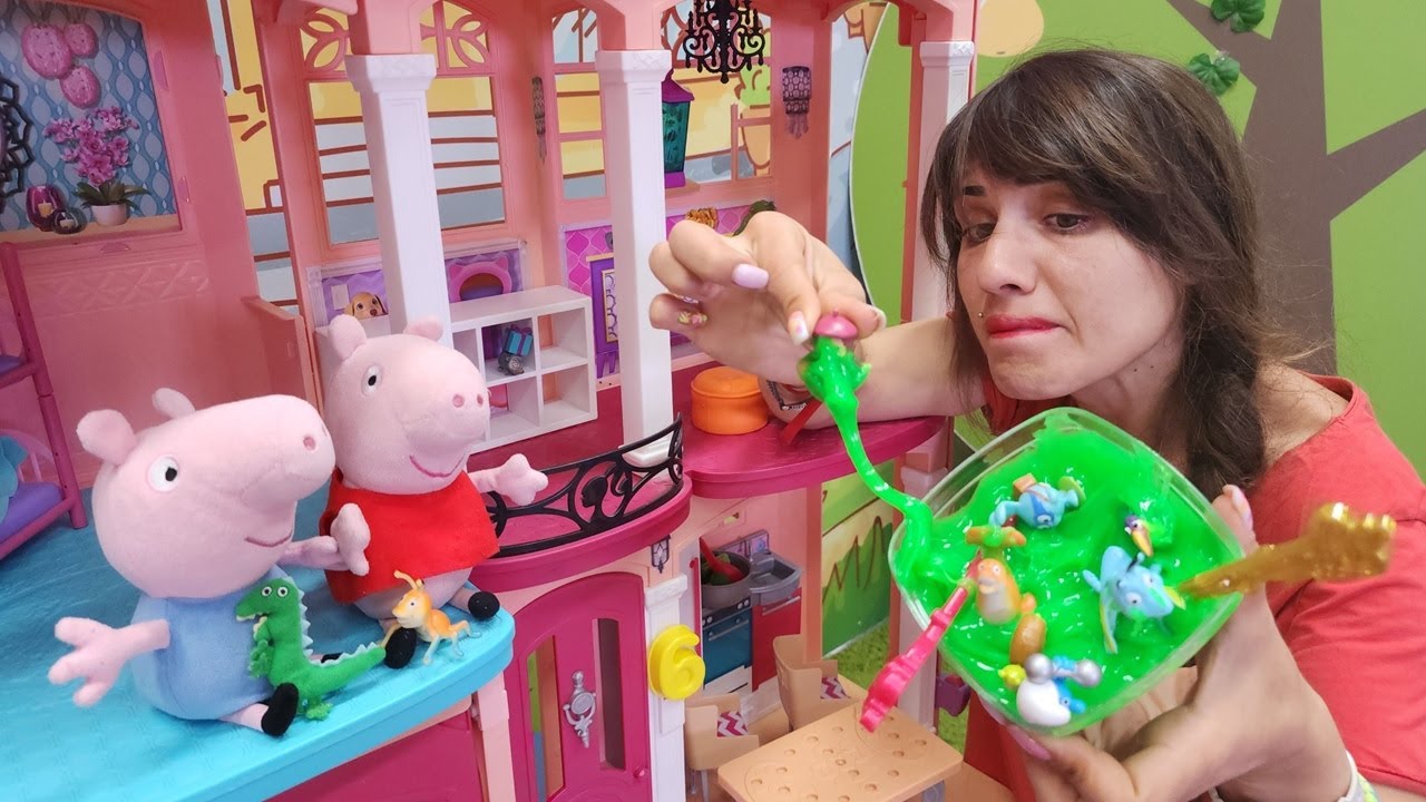 Oyuncak domuz Peppa ve kardeşi George oyuncaklarını çorbanın içine ...