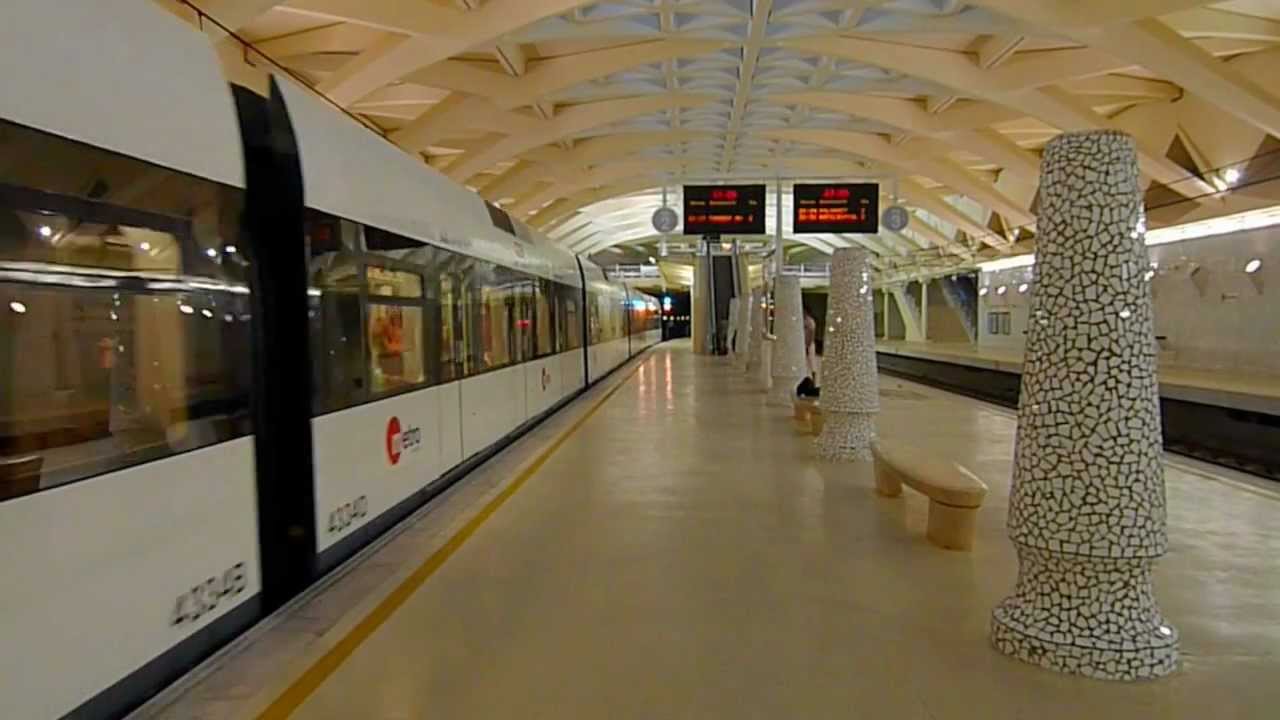 Valencia metro train departing from Alameda station (enhanced video ...