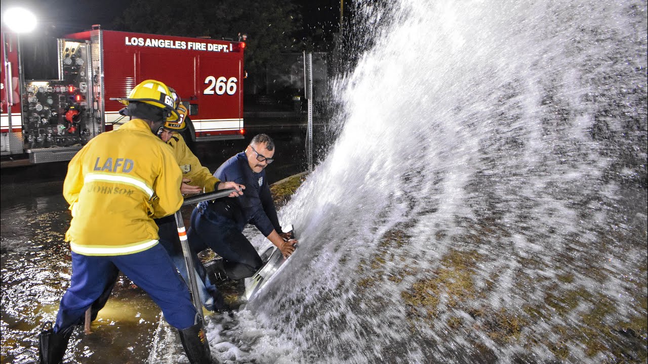 LAFD Light Force 66 Shuts Down Hydrant - YouTube