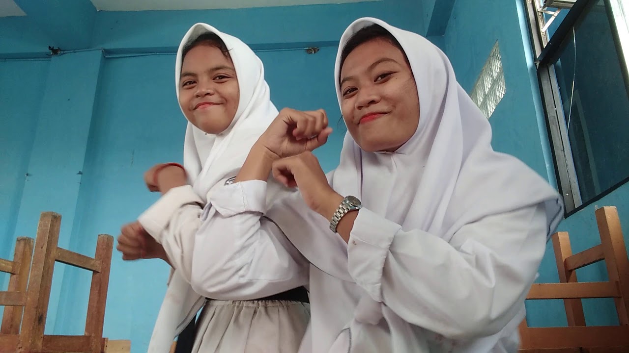 Viral anak sekolah ke asikan joget saat Di Sekolah - YouTube