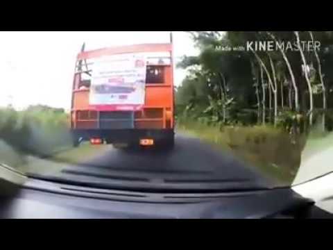 DETIK2 TRUCK REM BLONG MASUK JURANG