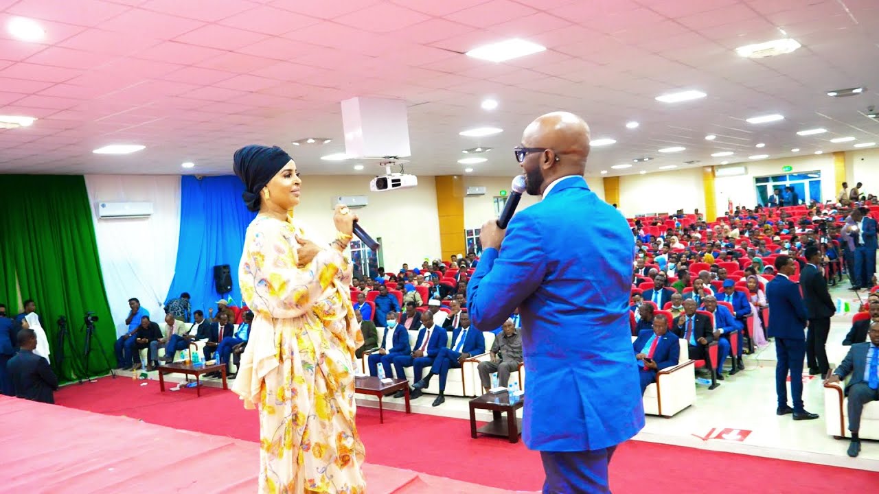 ISKALAAJI FT FARXIYA FISKA QALBIYAAL ISKU XIISAY LIVE ON STAGE - YouTube