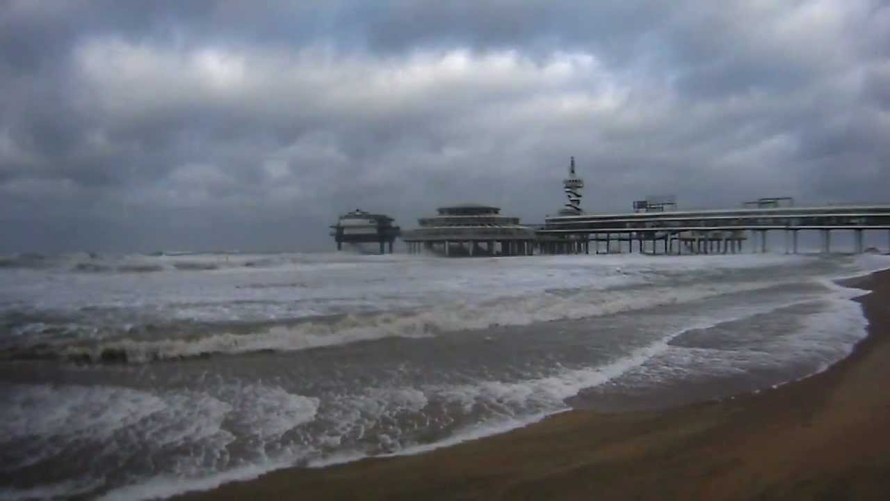Storm op het strand van Scheveningen - YouTube