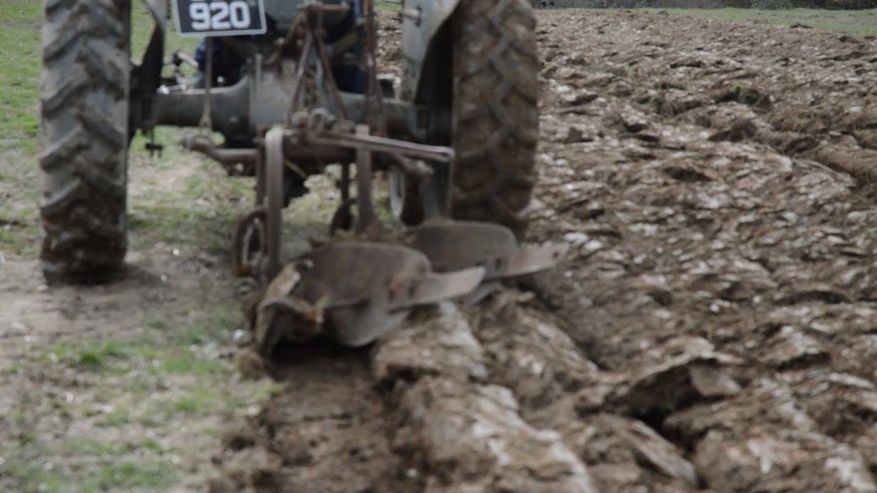How to make a tidy furrow, like a boss - YouTube
