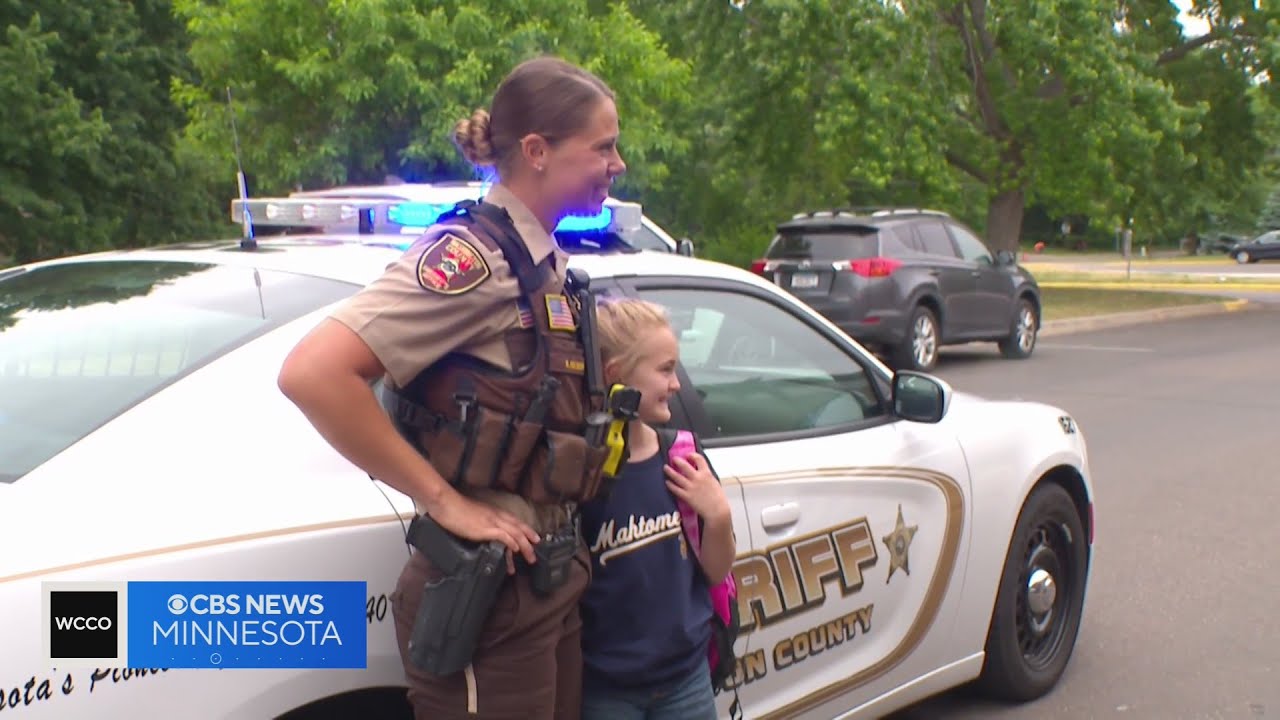 "Cop Kelly" works to build bonds with students - YouTube