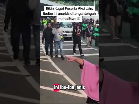 ibu Jilbab Pink jadi sorotan peserta aksi demo lain, berulangkali mau bak4rbaka4r ! #dpr #demodpr