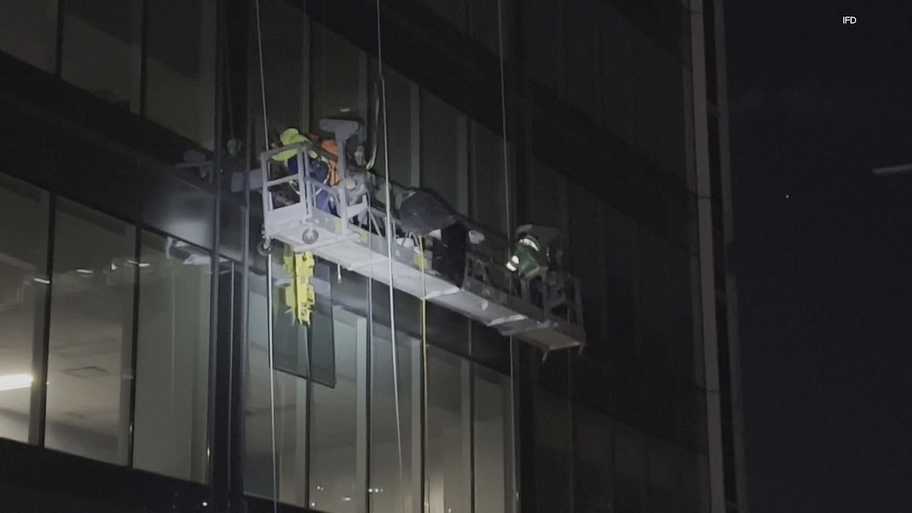 VIDEO | Firefighters rescue 3 people stuck on scaffolding outside ...