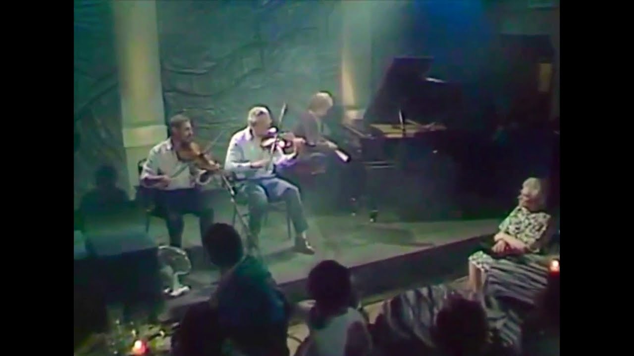 Beautiful fiddle playing from Willie Hunter & Aly Bain 1986 - YouTube