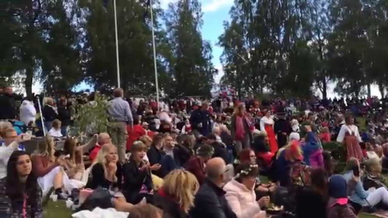 Midsummer in Leksand 2014 (March in procession) - YouTube