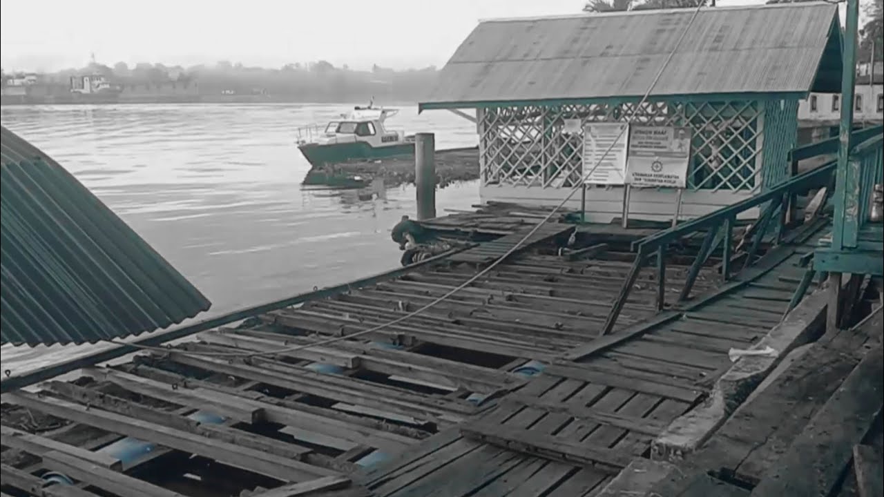 Perbaikan Dermaga Penyeberangan Sungai Mentaya - YouTube