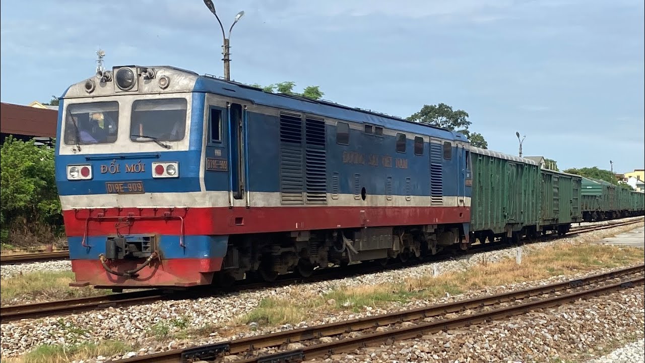 D19E-901 và 909 tác nghiệp dồn ở ga huế,D18E-609 kéo 4s,D19E-904 kéo ...