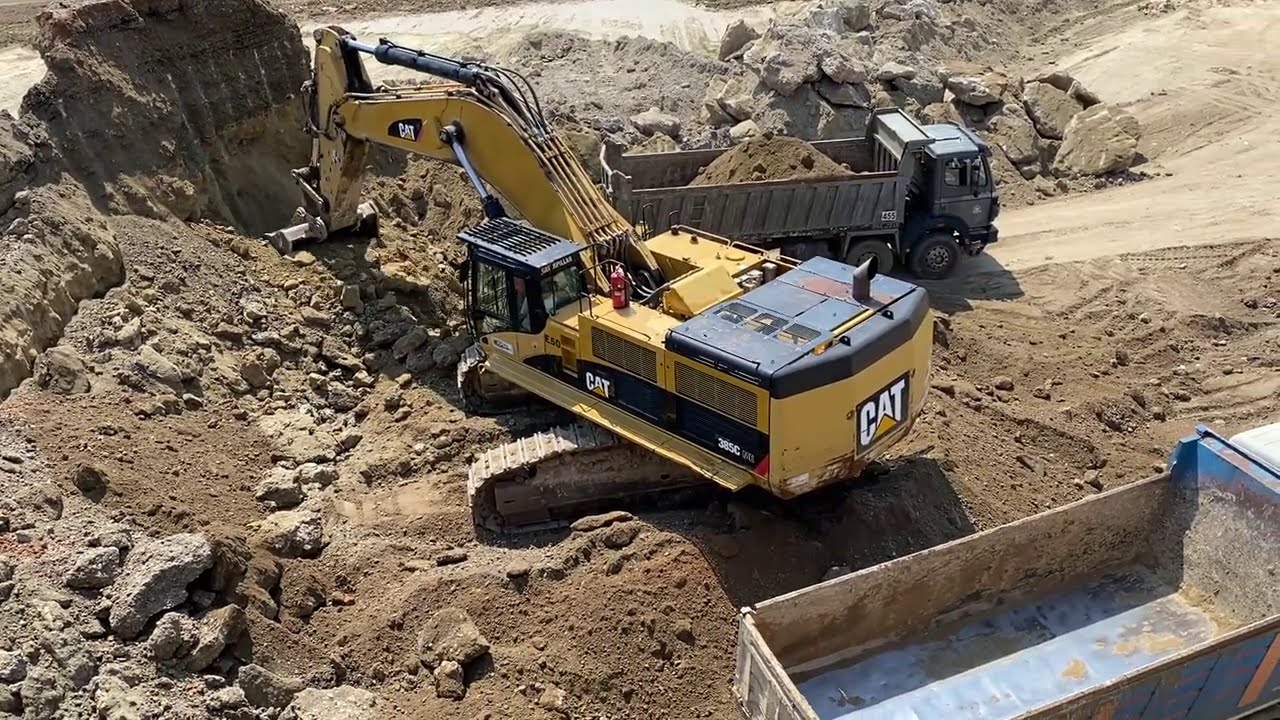 Caterpillar 385C Excavator Loading Trucks - YouTube