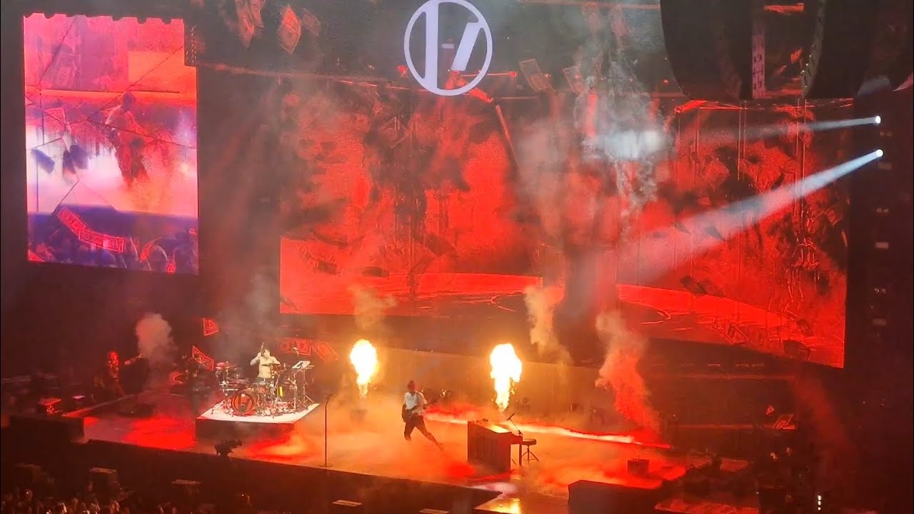 Stressed Out - Twenty One Pilots The Clancy World Tour at Manchester ...