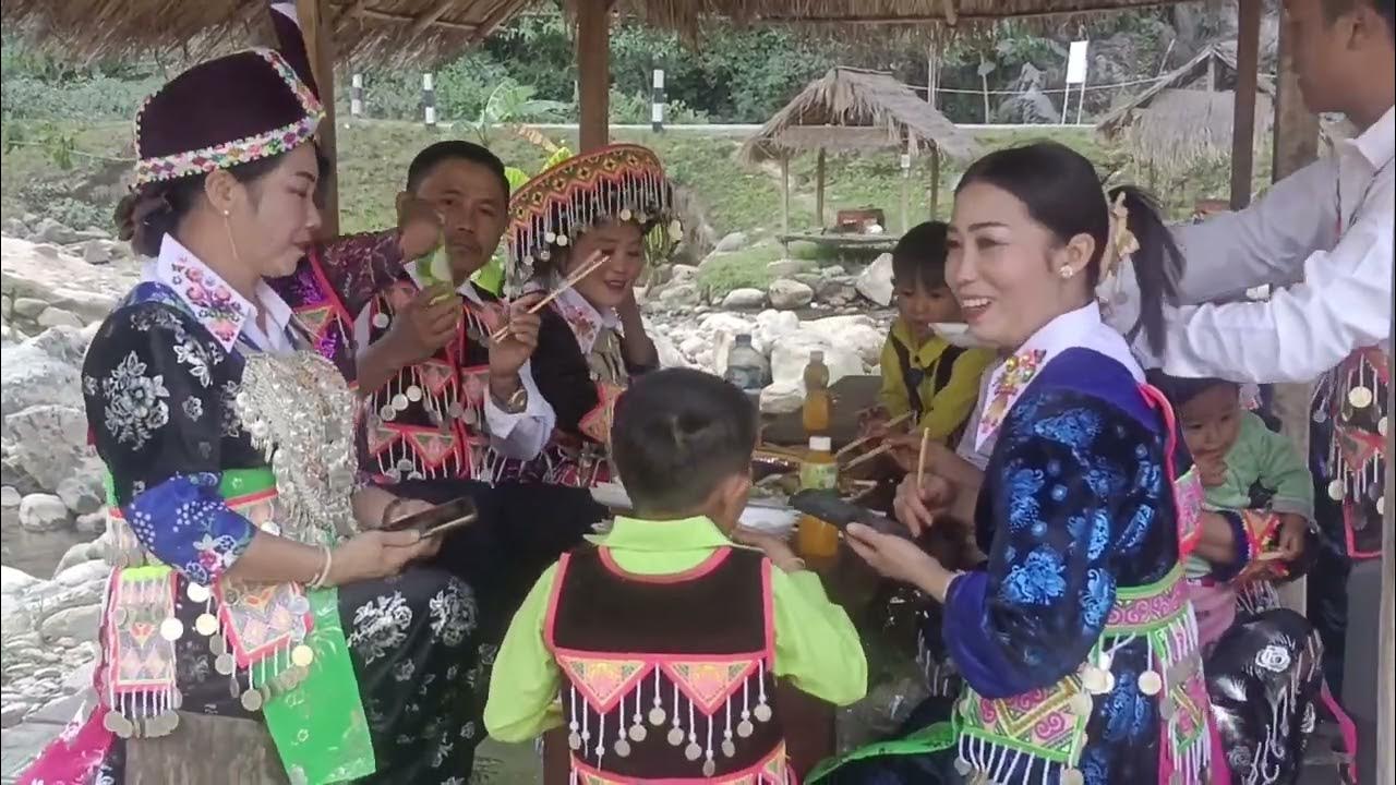 kuv cov ntxhais cov vauv peb mus ua sis noj ncauj os - YouTube