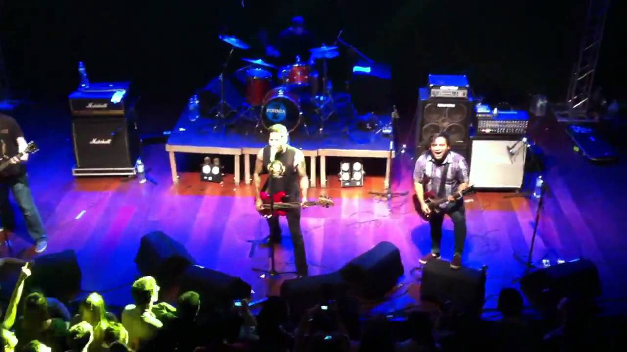 MxPx - Buildings Tumble (live in Santos/Brazil) - YouTube