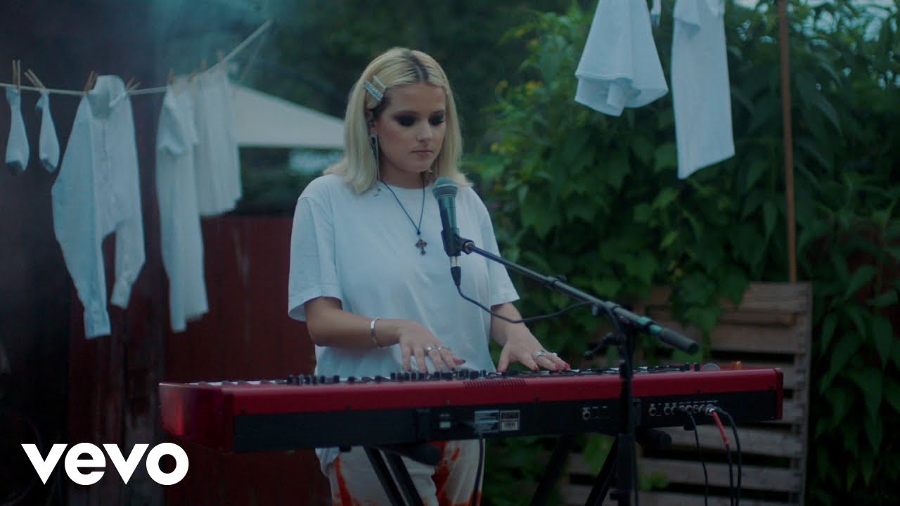 Anna Sofia - Either Way (Official Garage Session Video) - YouTube