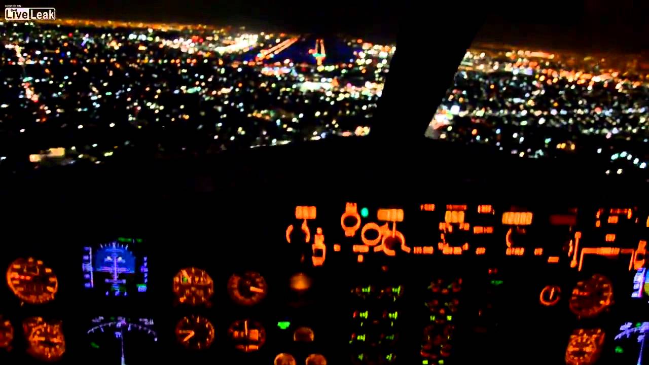 Amazing night footage of final approach and landing in Mexico - YouTube
