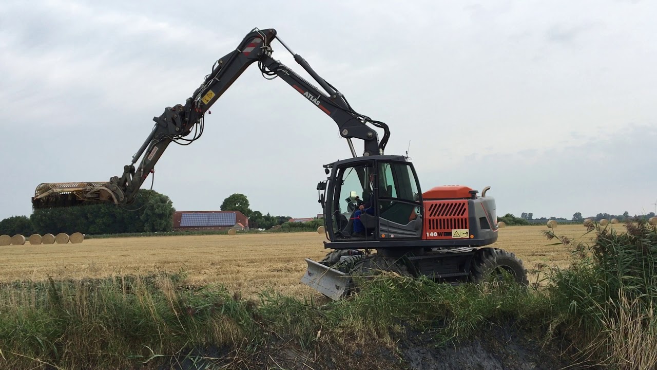 Atlas Mobilbagger 140W "Big Foot" mit Langarm und Mähkorb - YouTube